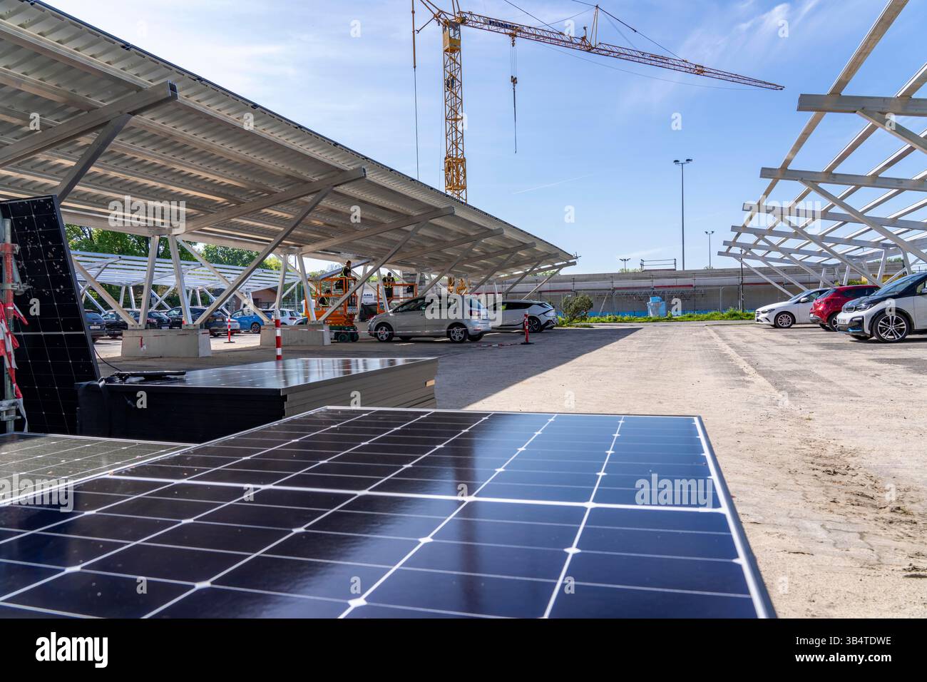 Construction of a carport photovoltaic system in the car park of the ...