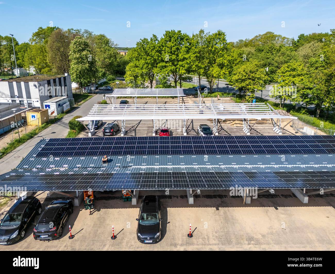 Construction of a carport photovoltaic system in the car park of the ...