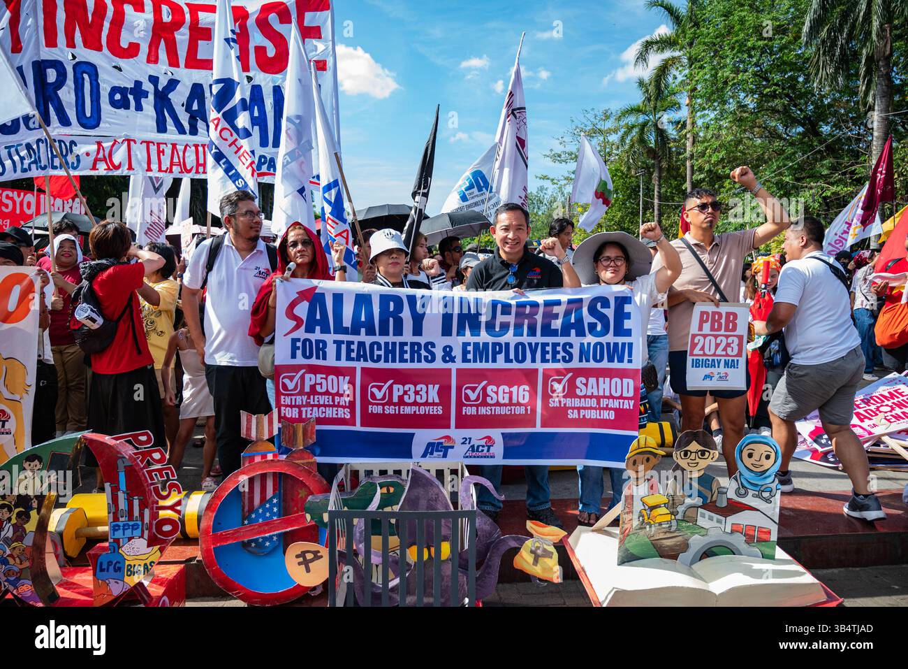 Quezon City, Quezon, Philippines. 1st May, 2025. Teachers join the ...