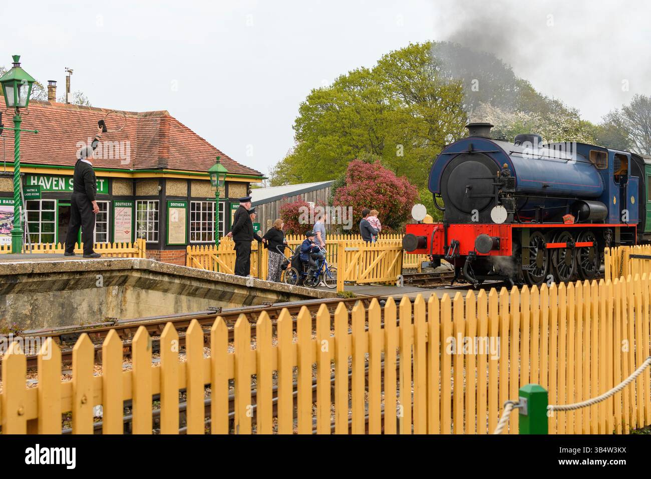 Steam train entering Havenstreet Station on Havenstreet Steam Railway ...