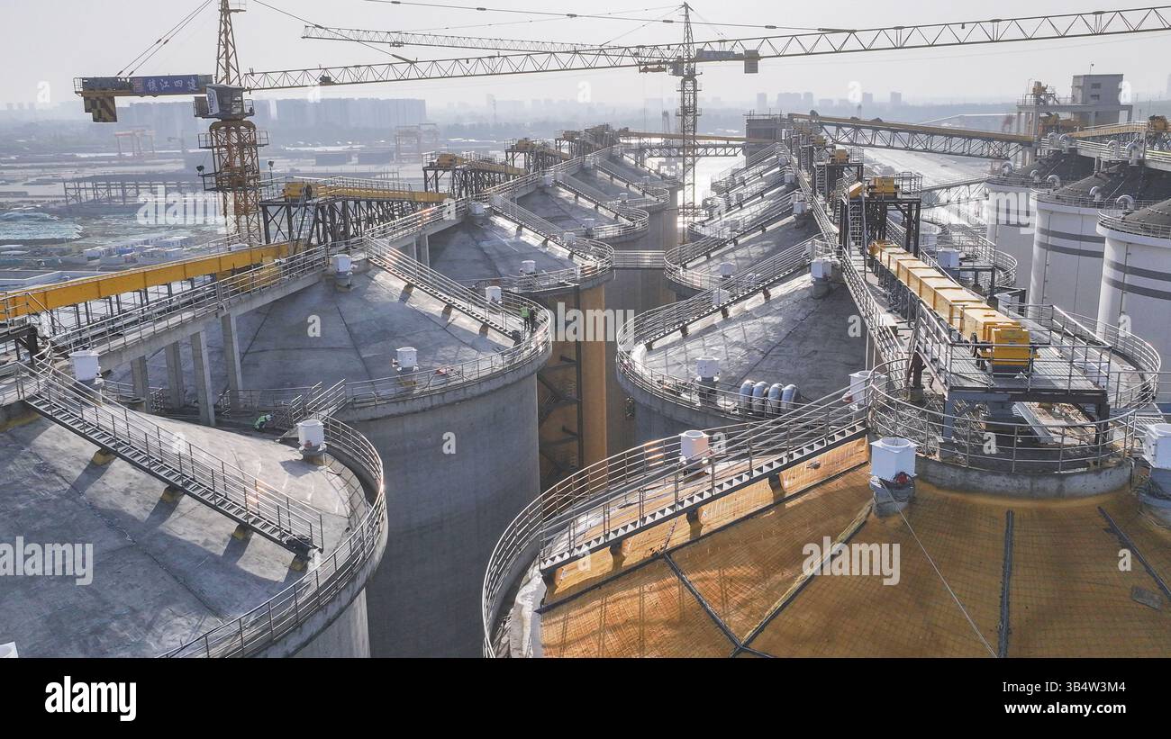 A 180,000-ton granary under construction in Huai'an in east China's ...