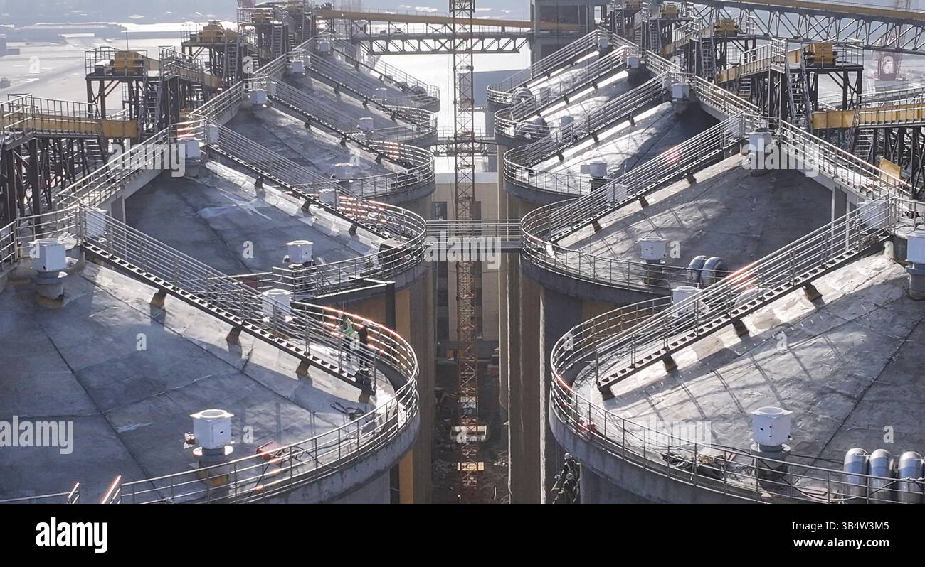 A 180,000-ton granary under construction in Huai'an in east China's ...
