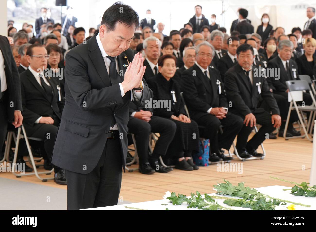 Japanese Environment Minister Keiichiro ASAO (L) prays for the Minamata ...