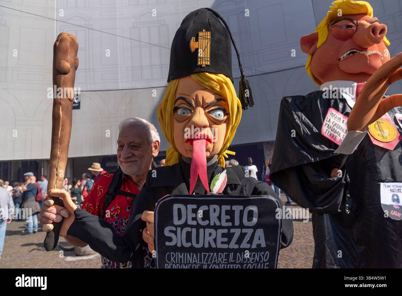Fantoccio della Premier italiana Giorgia Meloni vestita da squadrista ...