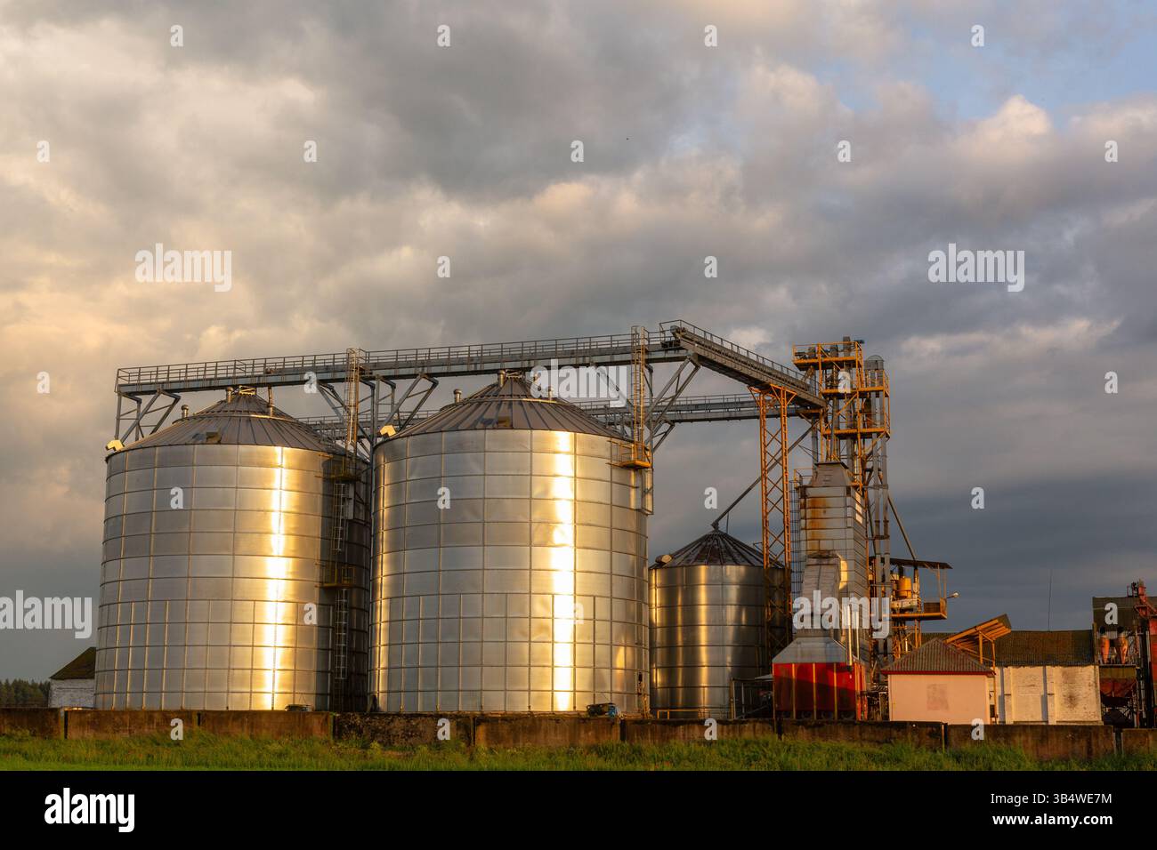 Grain hopper hi-res stock photography and images - Alamy