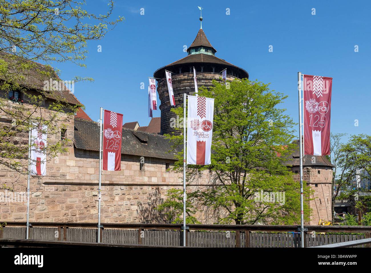 125 Jahre 1. FC Nürnberg, 01.05.2025 Fahnen mit dem Logo und dem ...