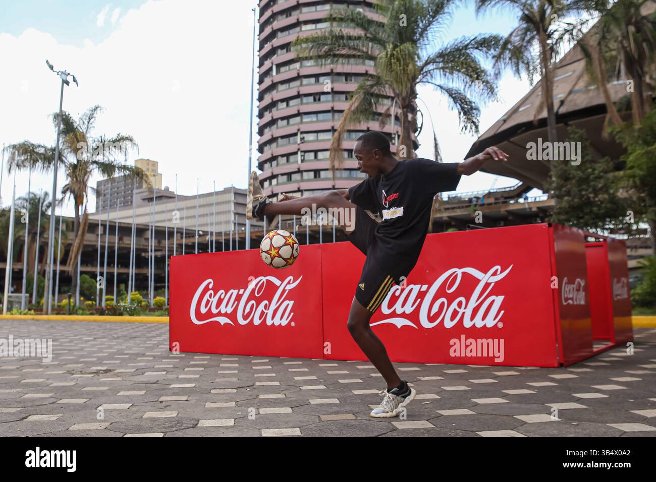 May 27, 2022, Nairobi, Kenya: 18 year old Kenyan Austin Kinoo, juggles ...