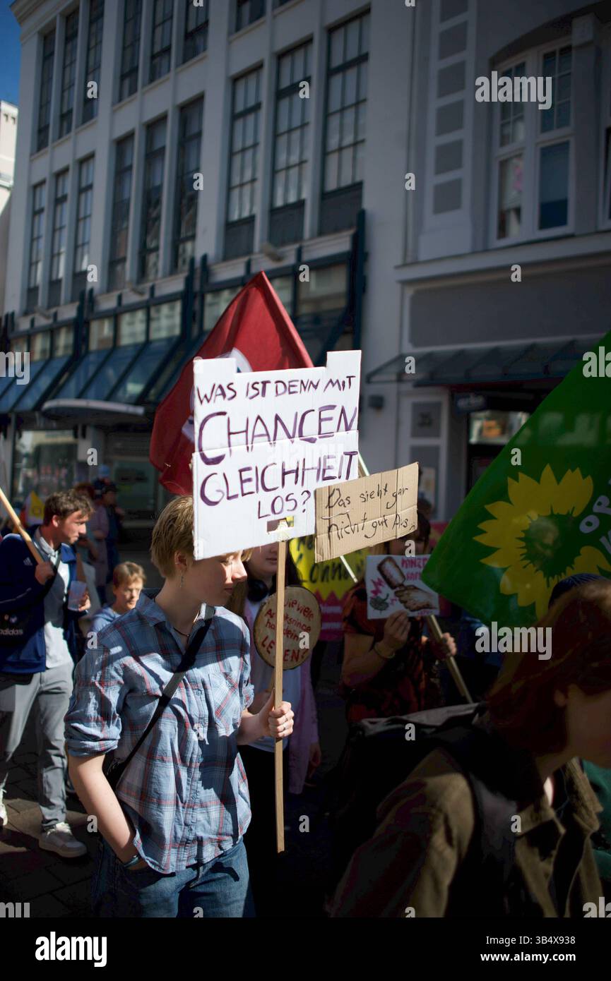 Flensburg, Schleswig-Holstein Person hält Transparent mit Aufschrift ...