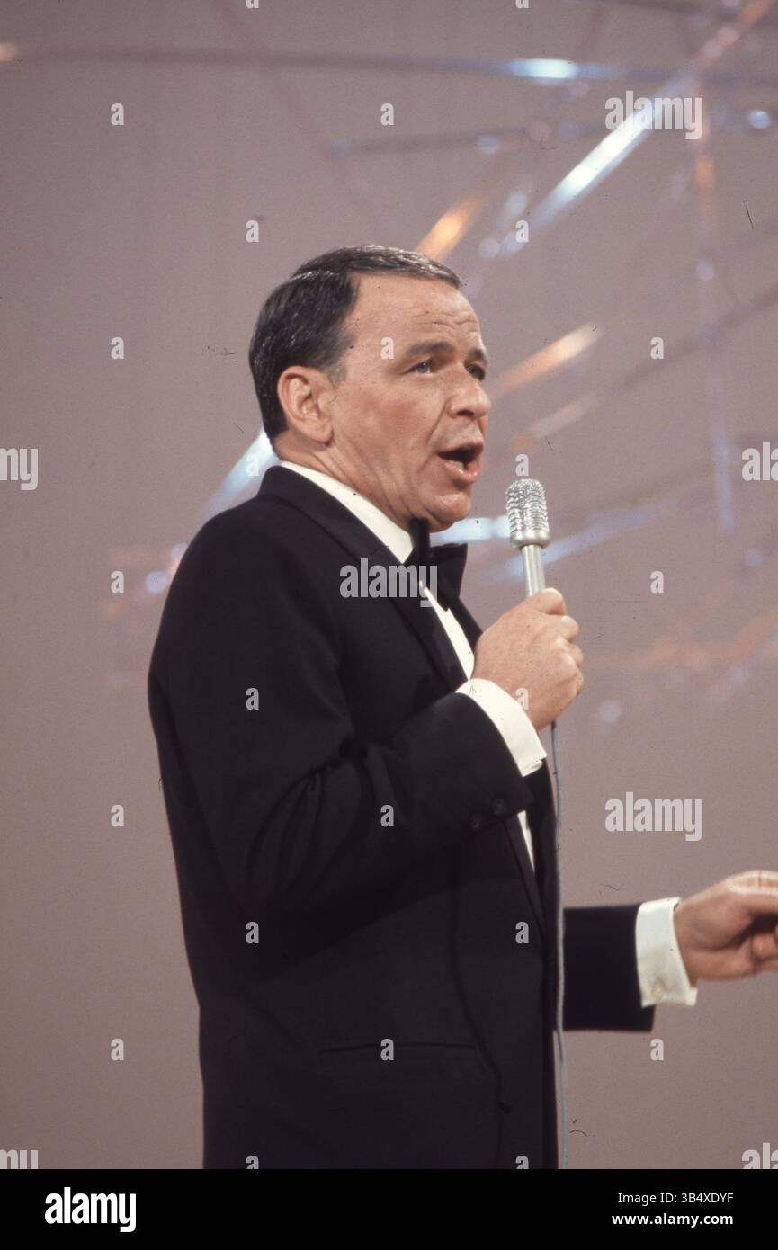 Frank sinatra on stage 1965 hi-res stock photography and images - Alamy