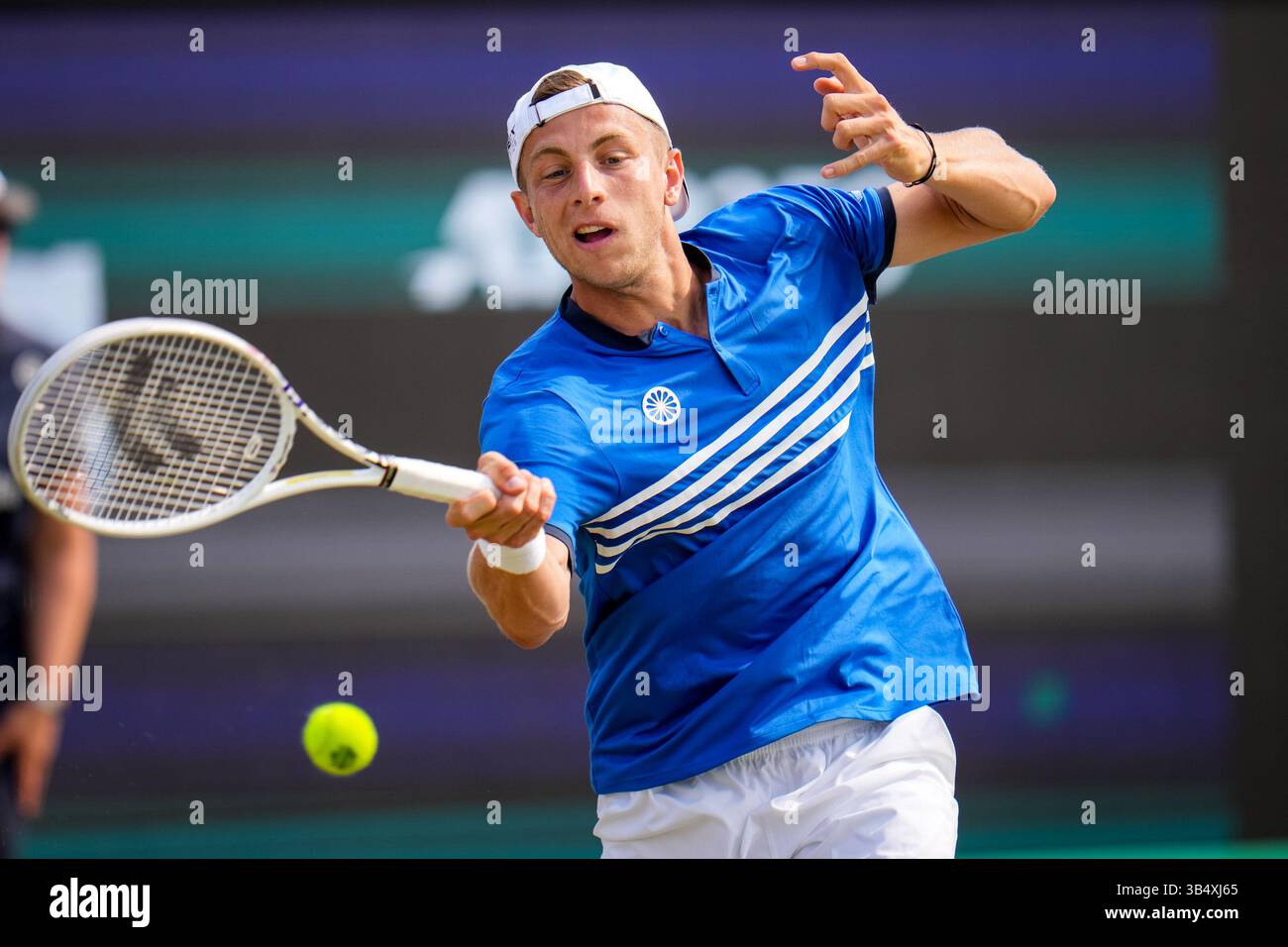 'S-HERTOGENBOSCH, NETHERLANDS - JUNE 17: Tallon Griekspoor of the Netherlands plays a forehand ...