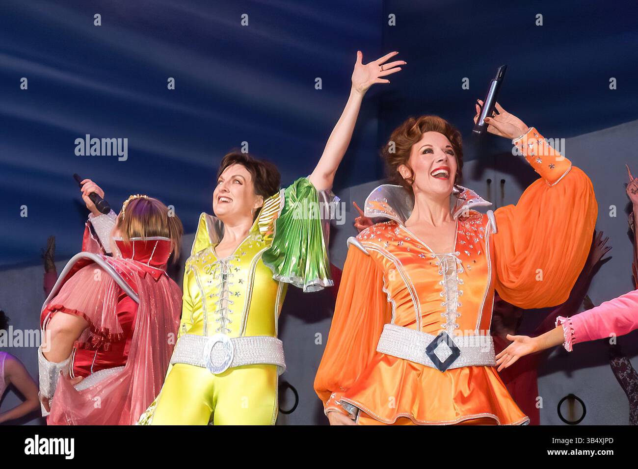 The 2002 Sydney cast of Mamma Mia! included Lisa Stokke as Sophie ...