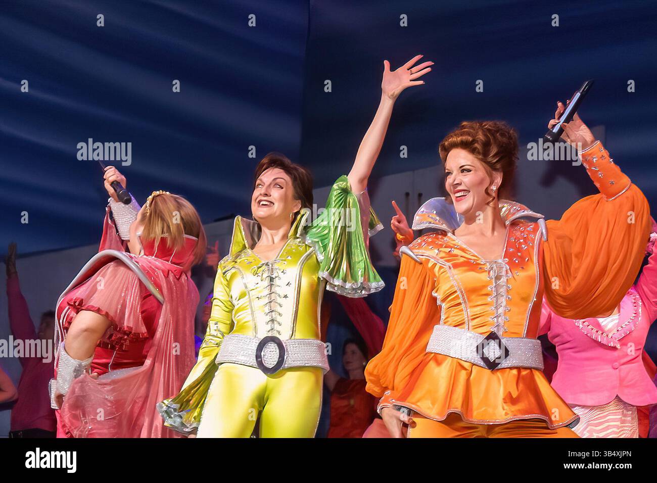 The 2002 Sydney cast of Mamma Mia! included Lisa Stokke as Sophie ...