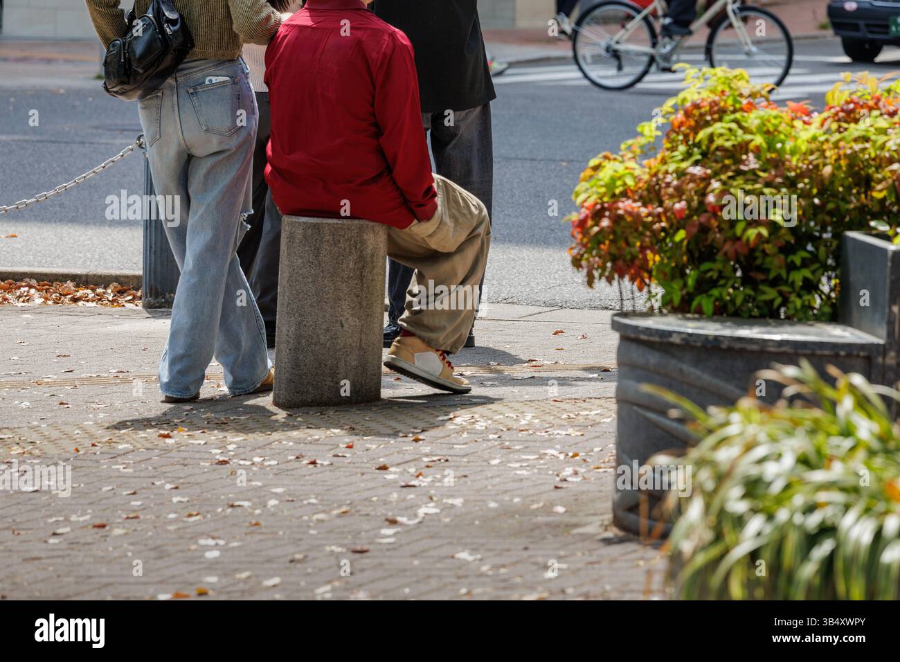 Young couple casually wait hi-res stock photography and images - Alamy