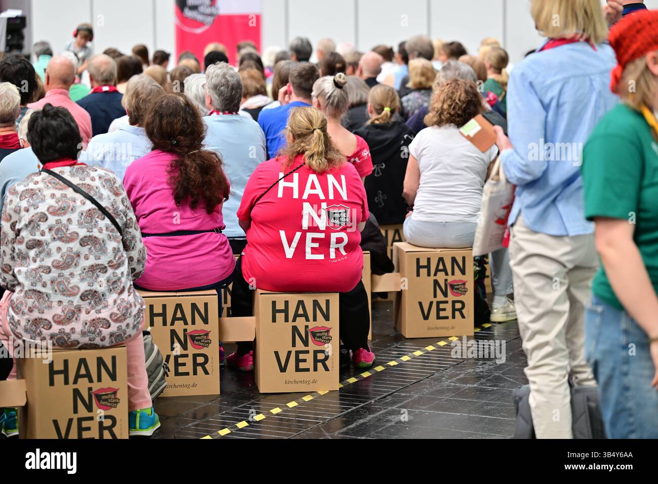 Besucher beim Konzert der karibischen Saengerin Judy Bailey am ...