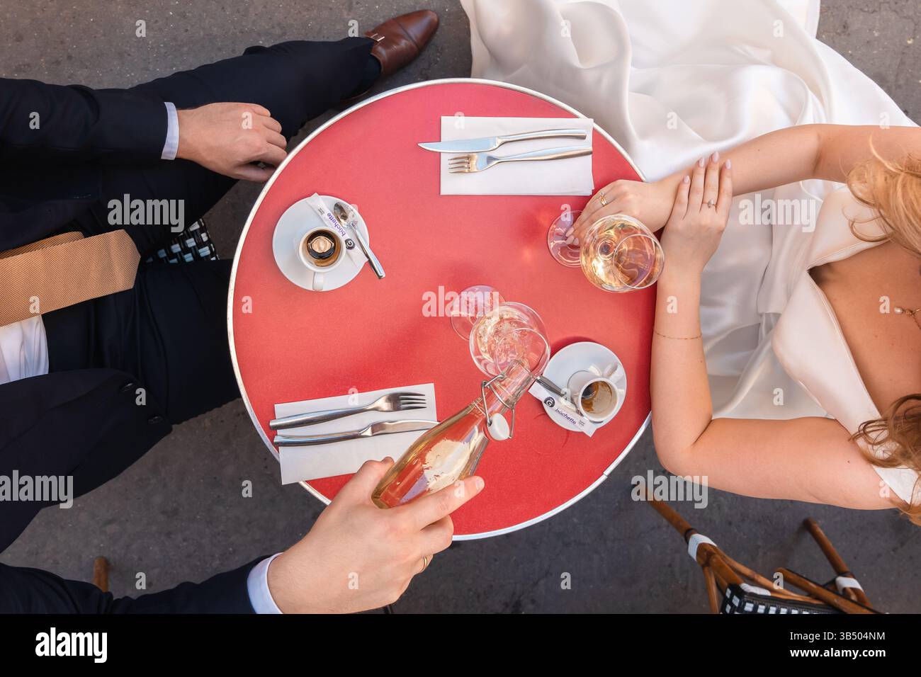 Elegant Café Dining – Stylish Business & Fine Espresso in a Chic Urban ...