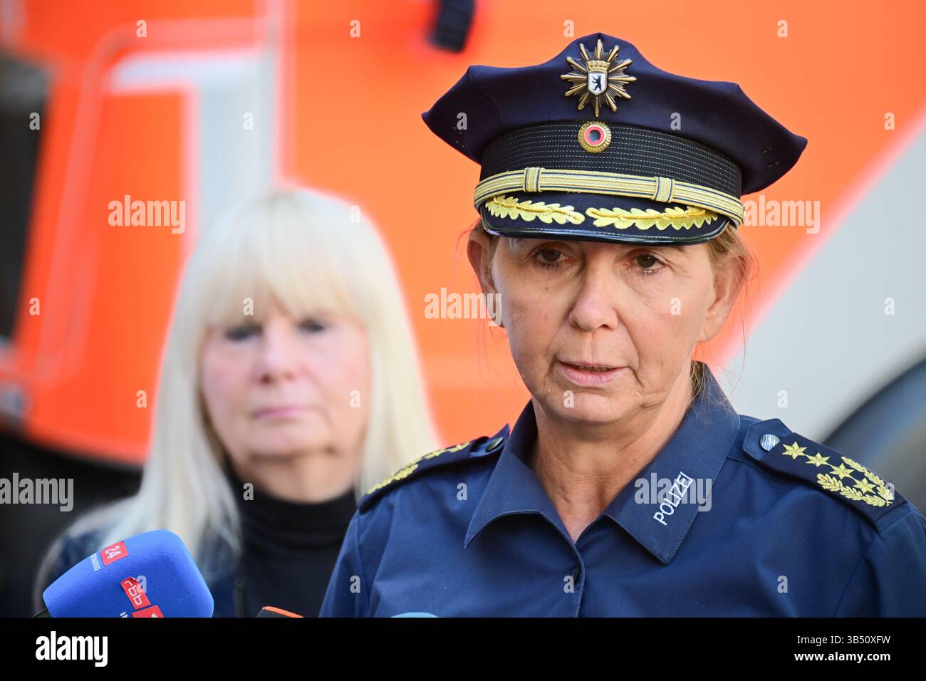 Berlin, Germany. 01st May, 2025. Barbara Slowik Meise (r), Chief of Police in Berlin, speaks to ...