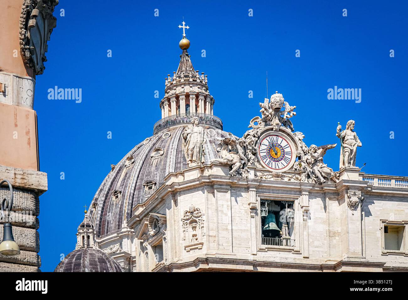 Petersdom mit Uhr und Glockenfront bei klarem Himmel Vatikanstadt ...