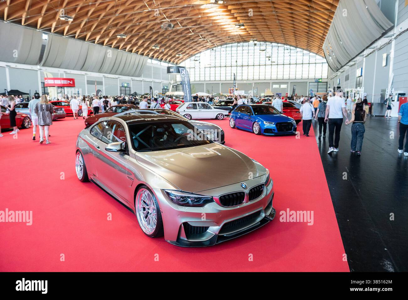 Getunte Autos werden bei der Tuning World Bodensee auf dem Messegelände ...