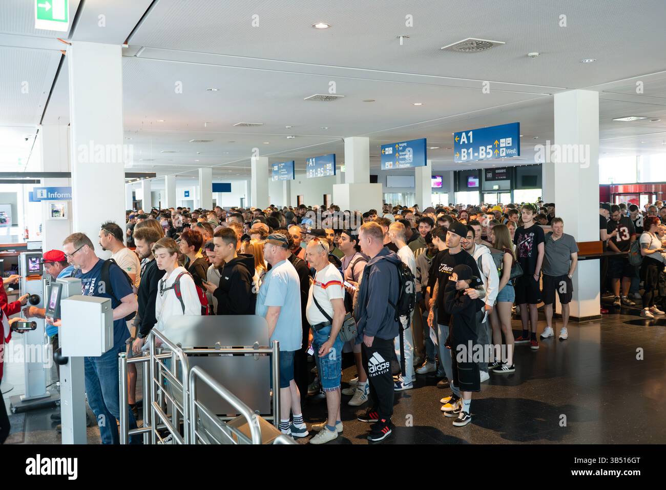 Friedrichshafen, Germany. 01st May, 2025. Numerous visitors stand at ...