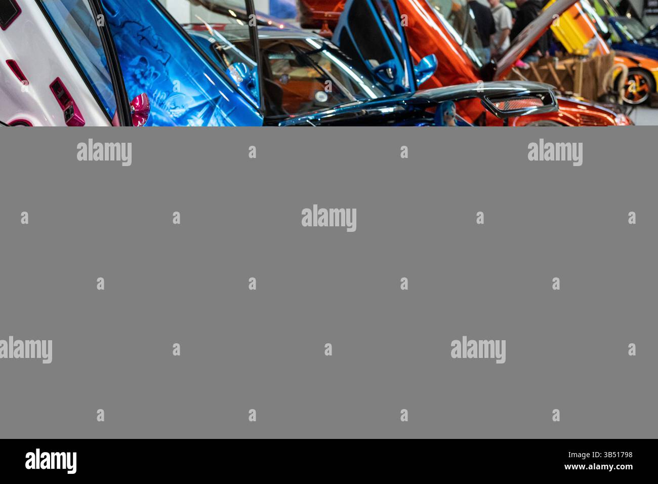 Getunte Autos werden bei der Tuning World Bodensee auf dem Messegelände ...