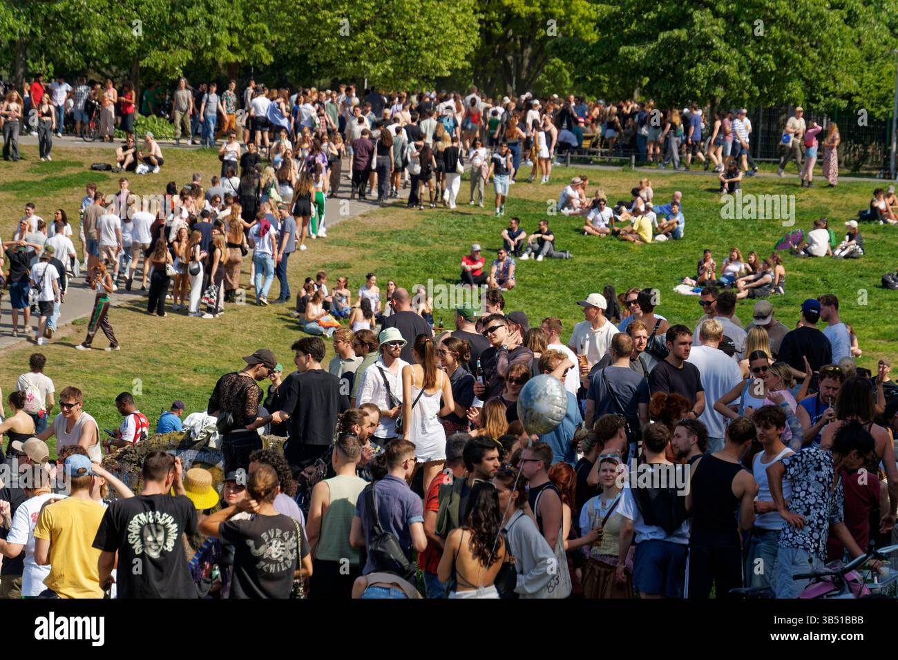 1. Mai, Tag der Arbeit, Menschenmenge im Görlitzer Park, Party, Feiern ...