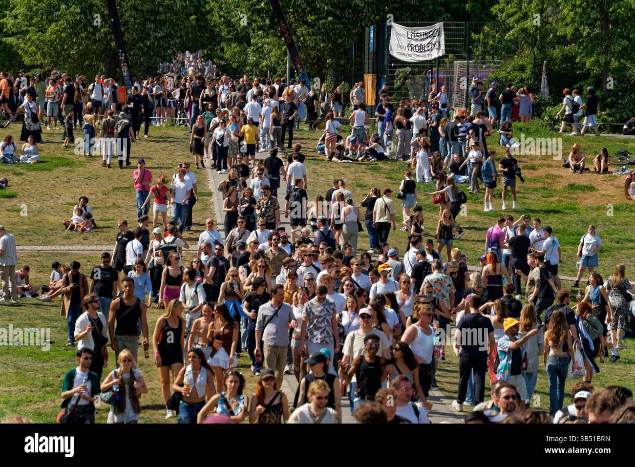 1. Mai, Tag der Arbeit, Menschenmenge im Görlitzer Park, Party, Feiern ...