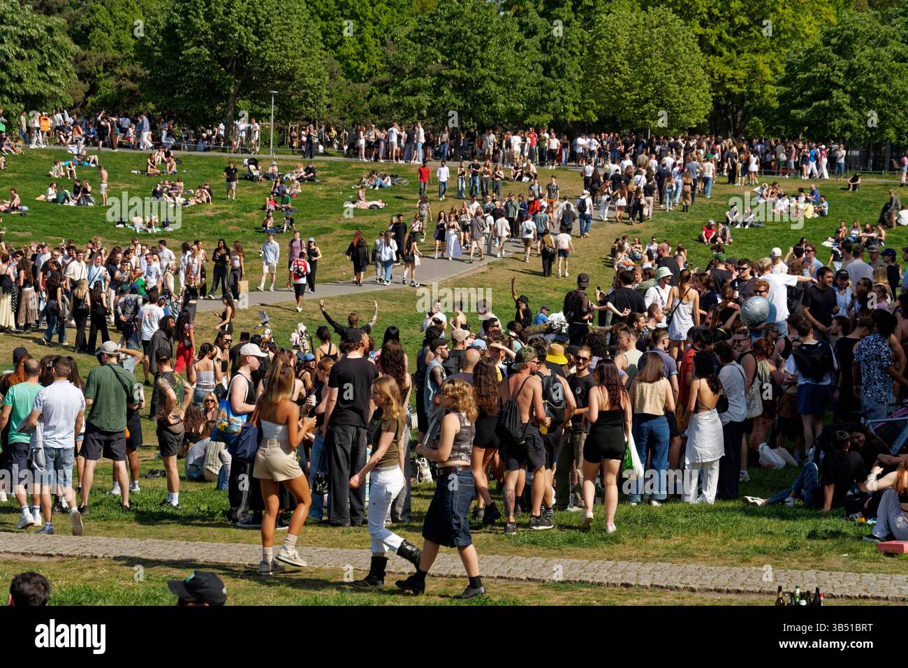 1. Mai, Tag der Arbeit, Menschenmenge im Görlitzer Park, Party, Feiern ...