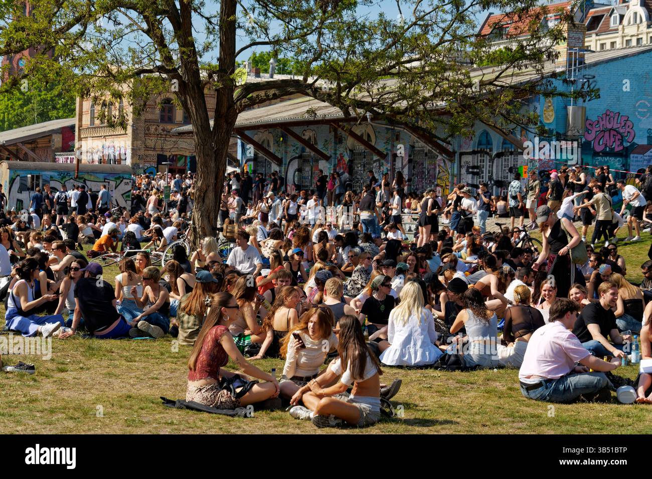 1. Mai, Tag der Arbeit, Menschenmenge im Görlitzer Park, Party, Feiern ...