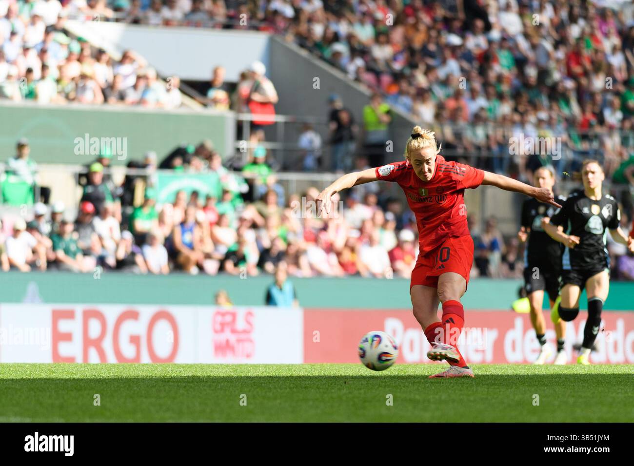Carolin Simon (30 FC Bayern Munich) with a shot on goal during the DFB ...