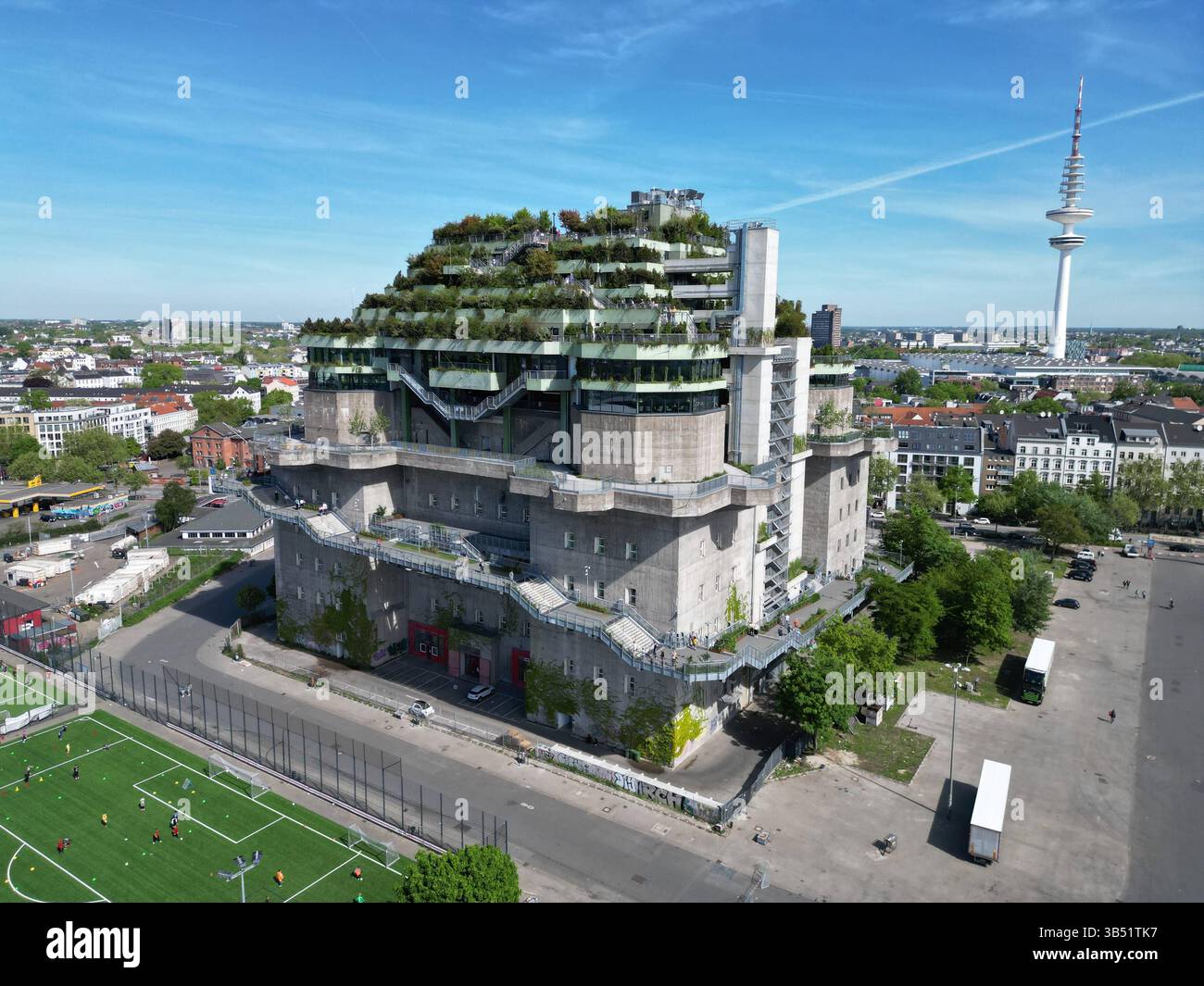 Der Bunker mit grünem Dach an der Feldstraße hat eine Höhe von mehr als ...