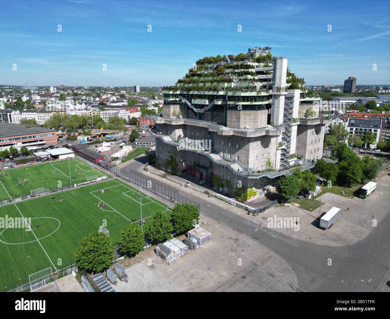 Der Bunker mit grünem Dach an der Feldstraße hat eine Höhe von mehr als ...