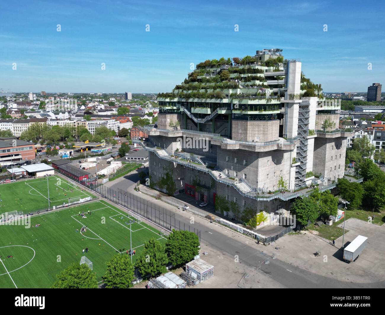 Der Bunker mit grünem Dach an der Feldstraße hat eine Höhe von mehr als ...
