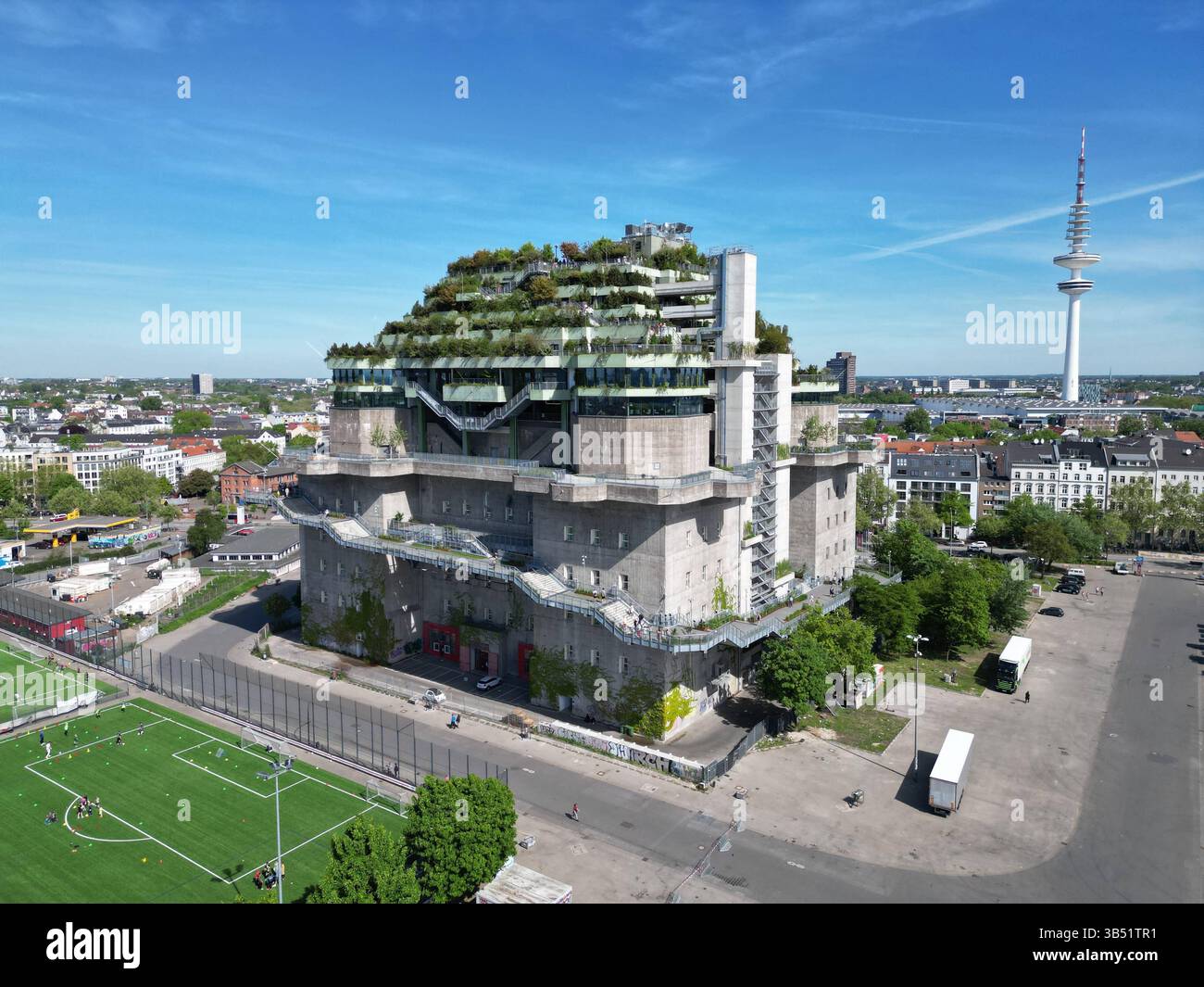 Der Bunker mit grünem Dach an der Feldstraße hat eine Höhe von mehr als ...