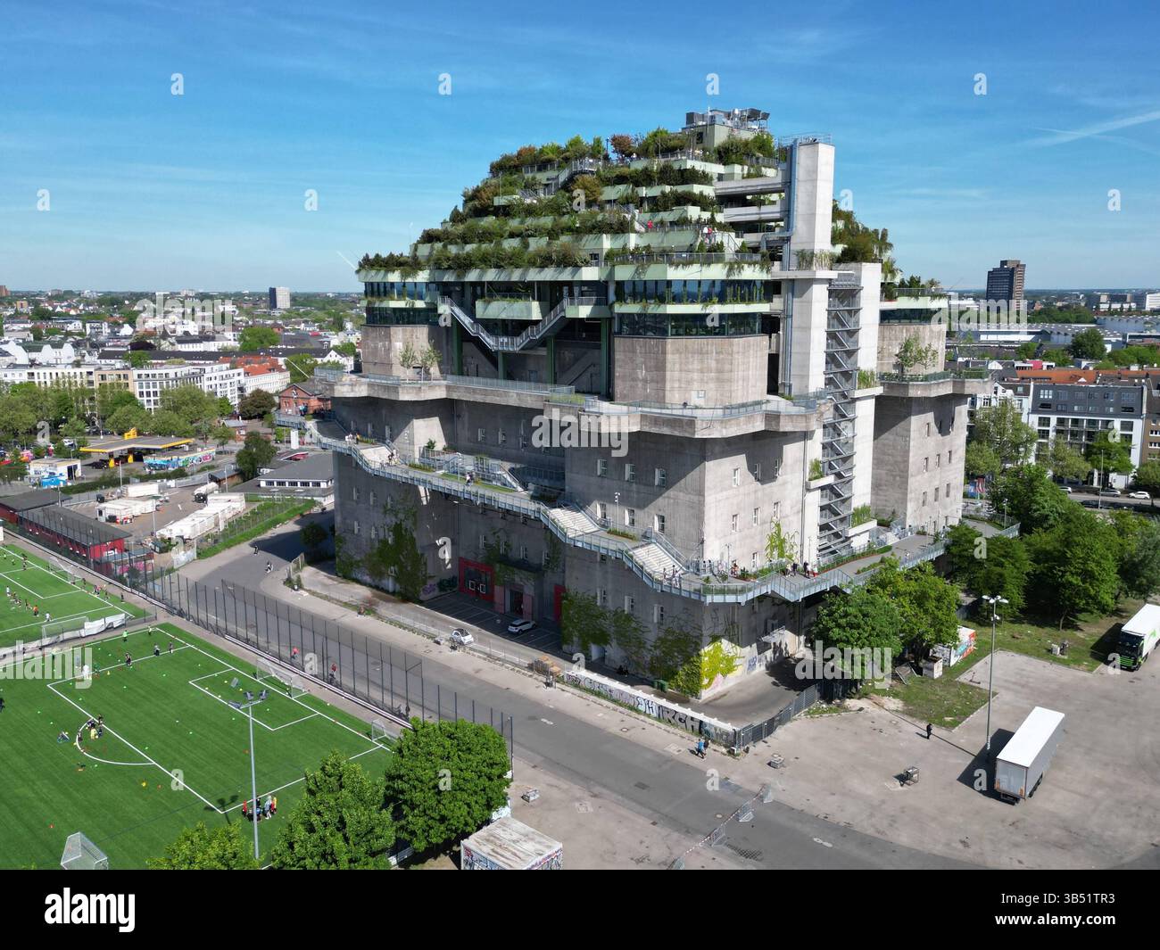 Der Bunker mit grünem Dach an der Feldstraße hat eine Höhe von mehr als ...