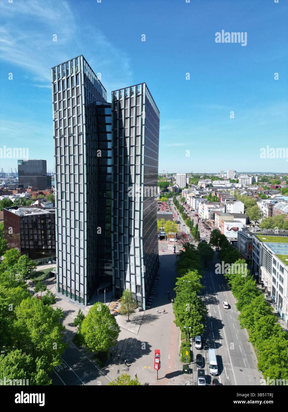 Die Tanzenden Türme 85 und 75 Meter hoch an der Reeperbahn vom ...
