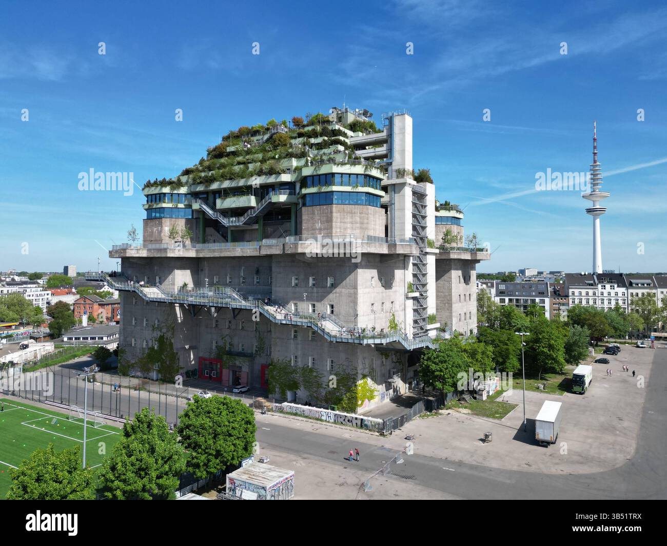 Der Bunker mit grünem Dach an der Feldstraße hat eine Höhe von mehr als ...