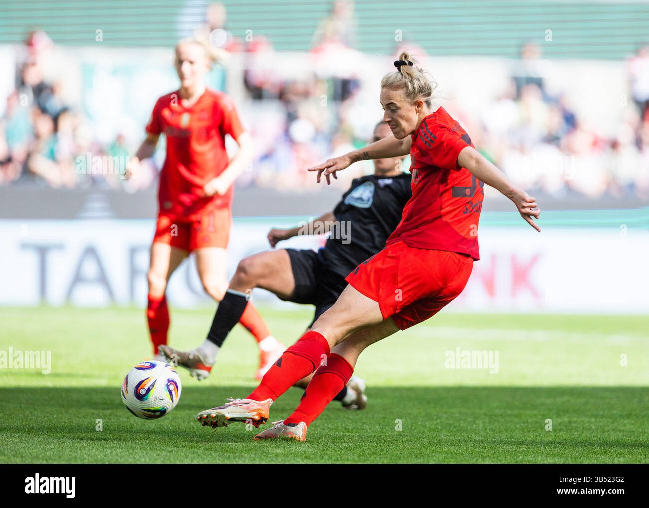 Köln, RheinEnergieStadion, 01.05.2025: Carolin Simon of Muenchen scores ...