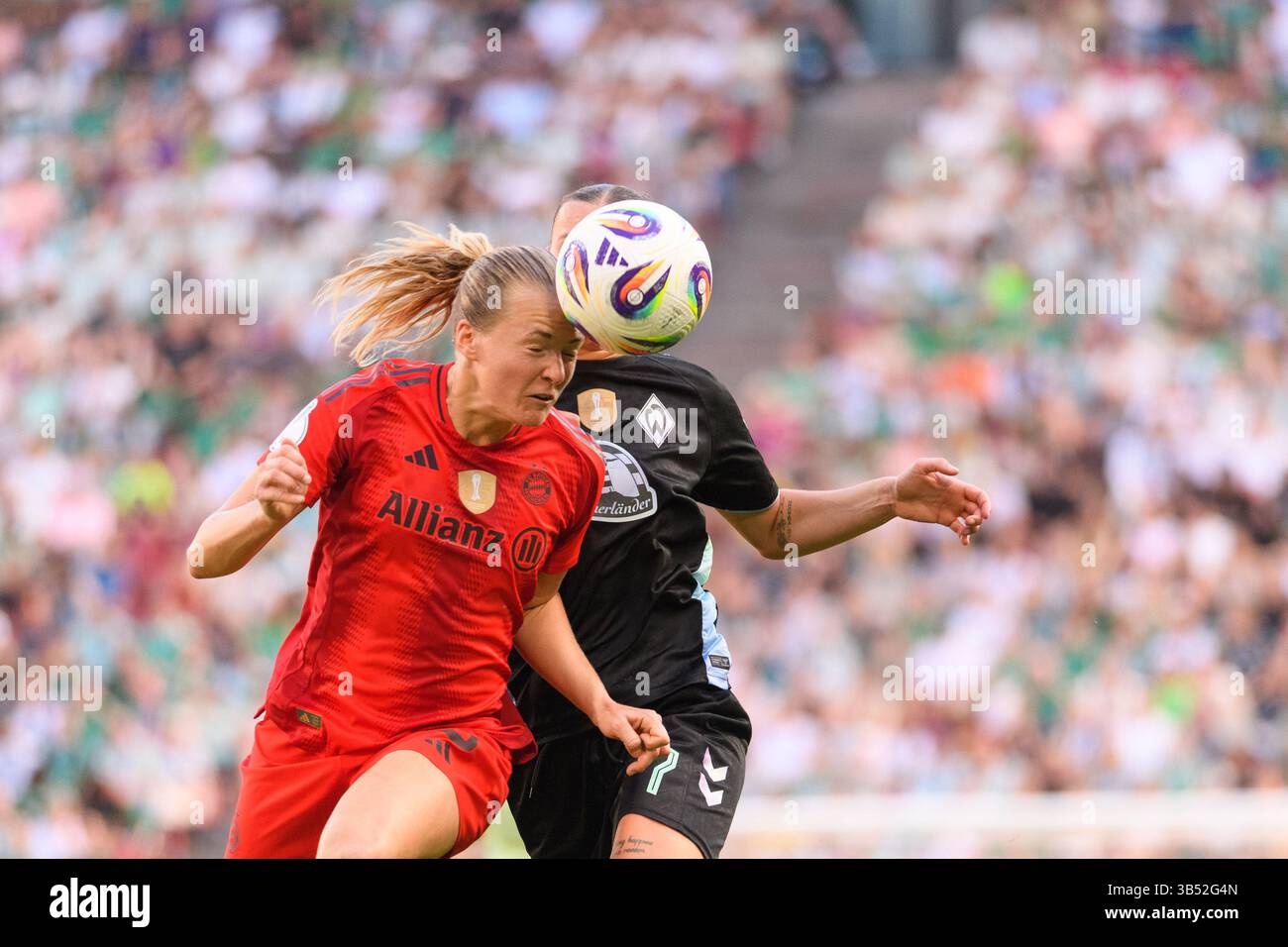 Magdalena Eriksson (5 FC Bayern Munich) and Larissa Mühlhaus (7 SV ...