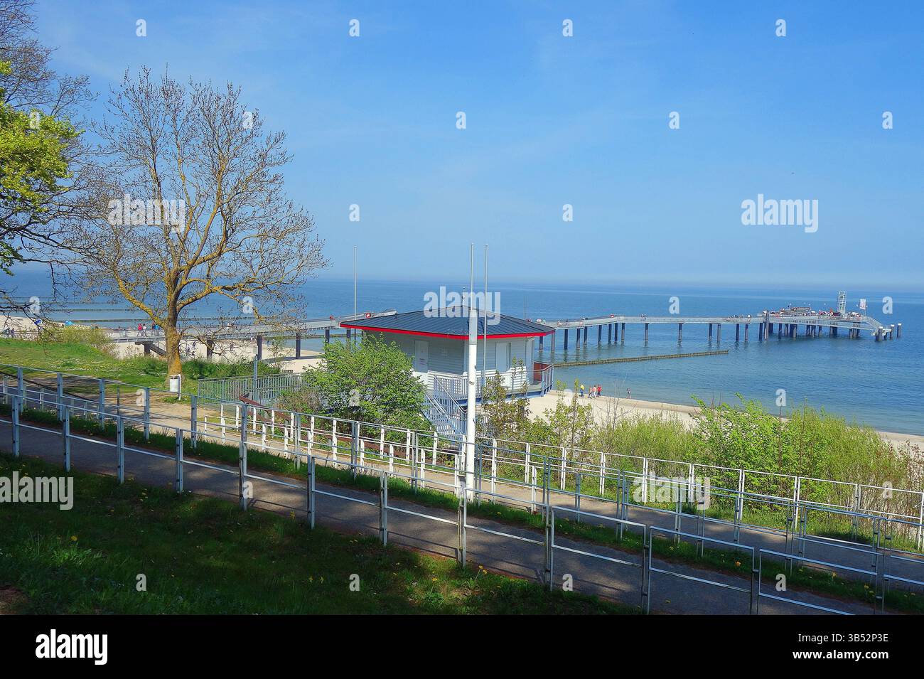 Blick auf die Seebrücke Koserow. Saisoneröffnung am 1 Mai auf der ...
