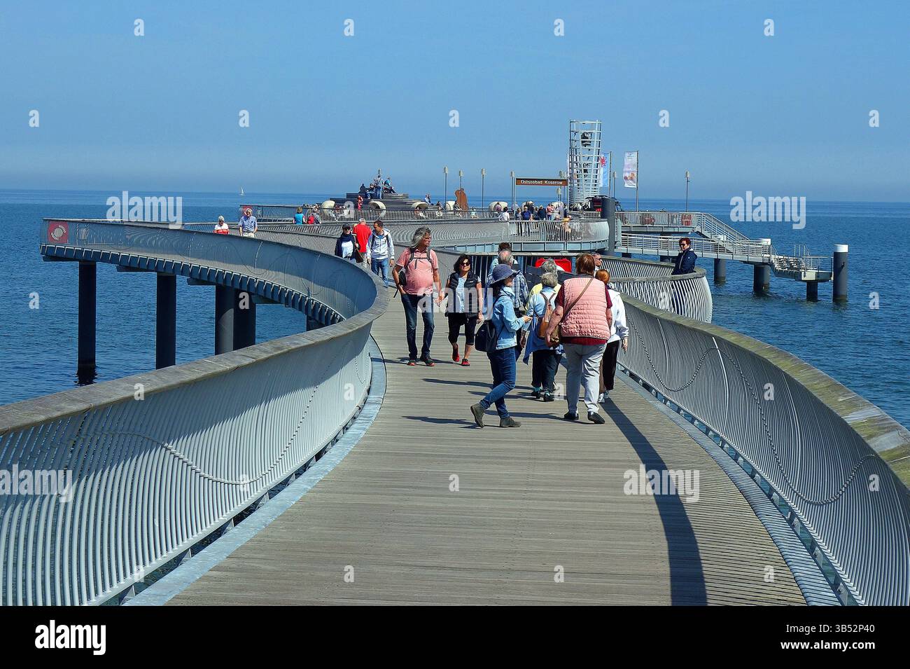 Blick auf die Seebrücke Koserow. Saisoneröffnung am 1 Mai auf der ...