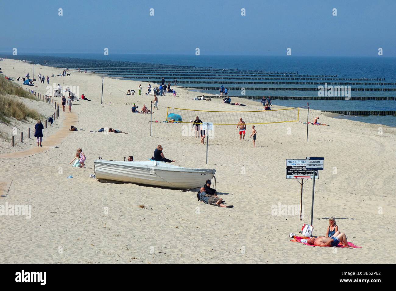 Urlauber nehmen ein Sonnenbad am Strand von Koserow. Saisoneröffnung am ...