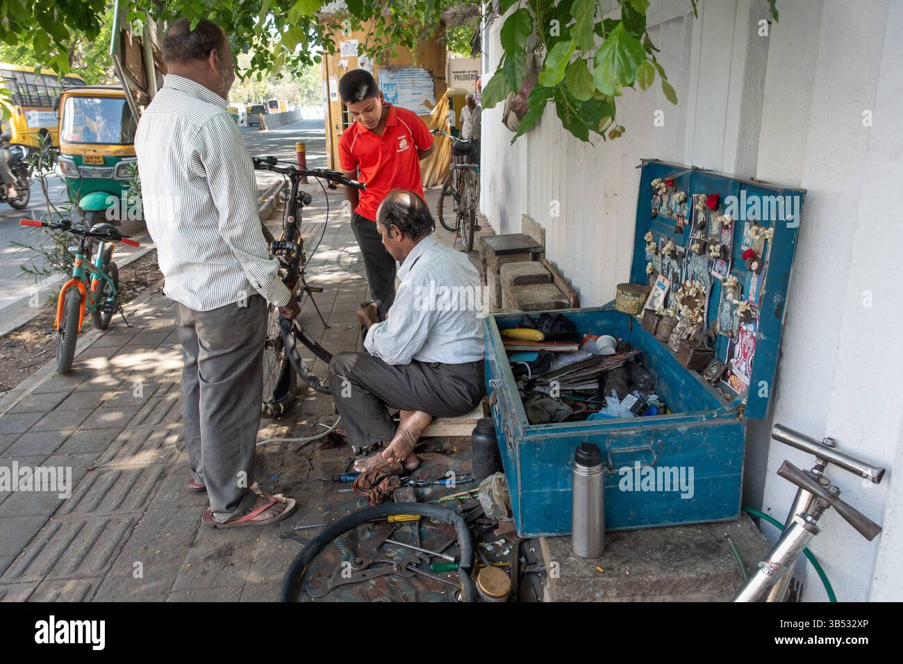 Indian cycle repair hi-res stock photography and images - Alamy