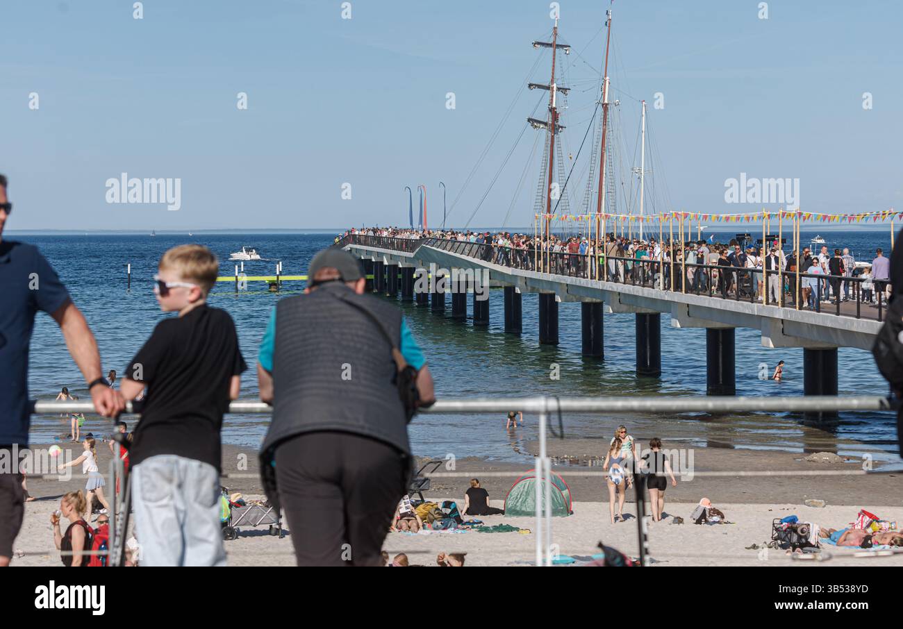 Scharbeutz, Germany. 01st May, 2025. Visitors take a walk on the new ...
