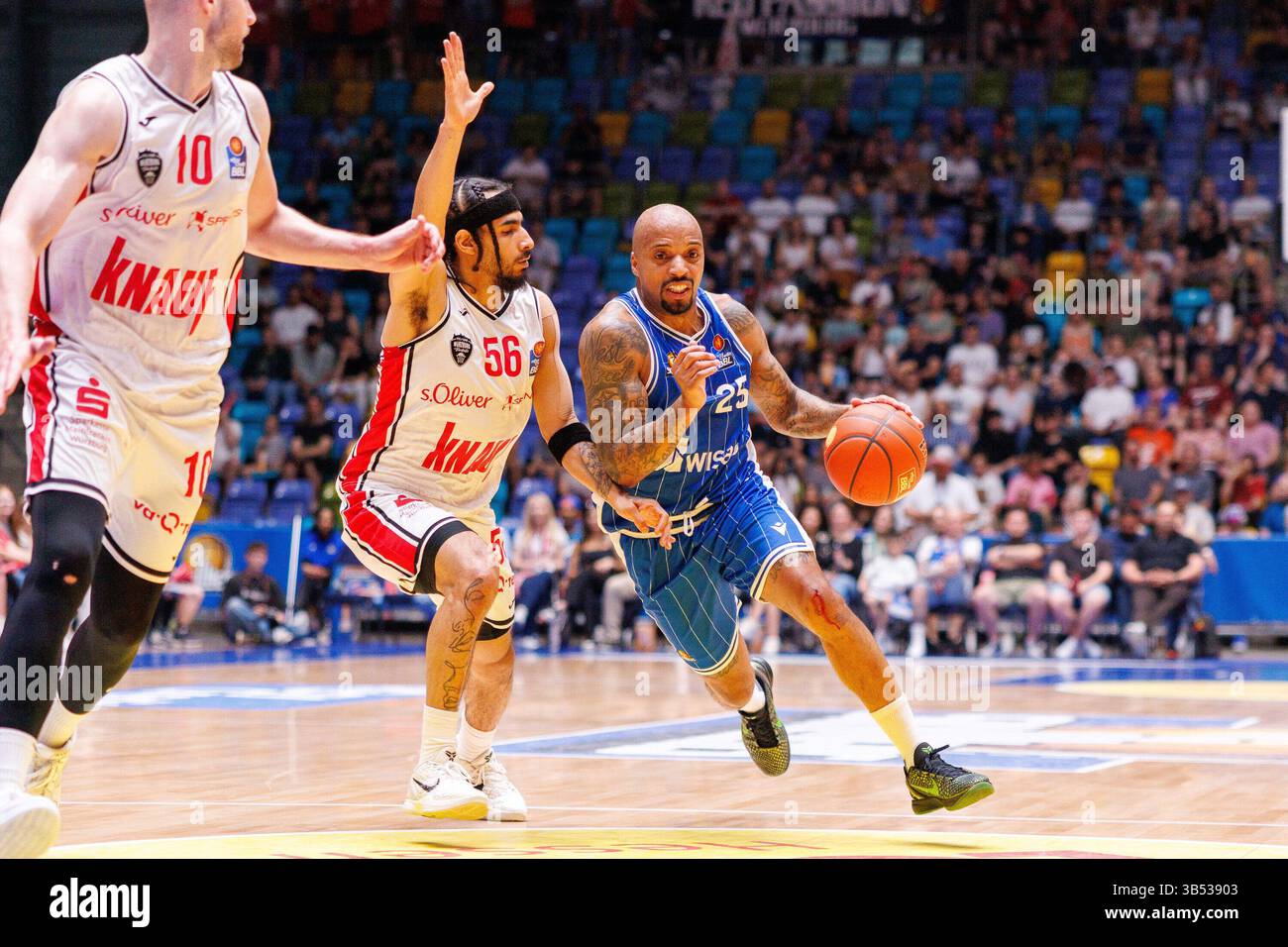 Frankfurt, Deutschland. 01st May, 2025. Jordan Theodore (Frankfurt Skyliners #24) gegen Jhivvan ...