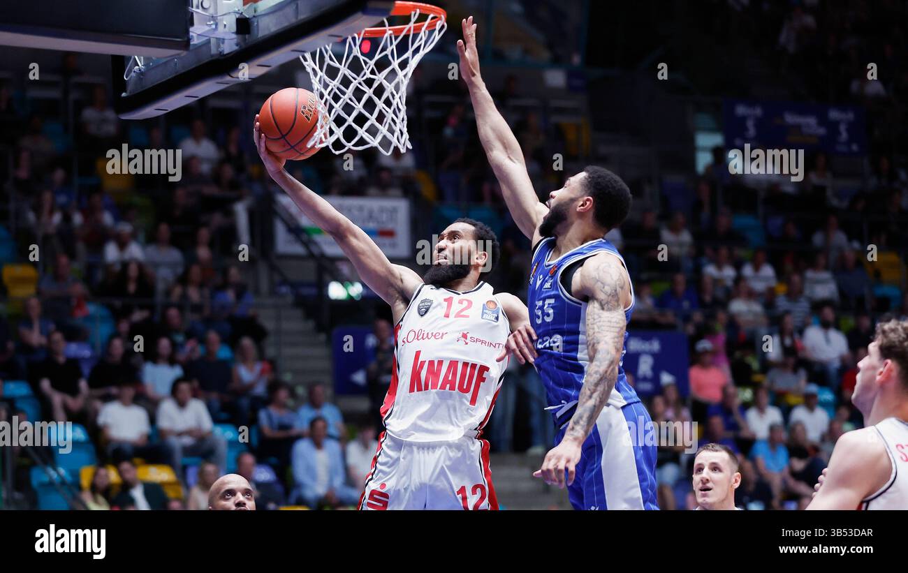 Im Bild: v.li. Davion Mintz (Wuerzburg Baskets, 12) mit dem Korbleger ...