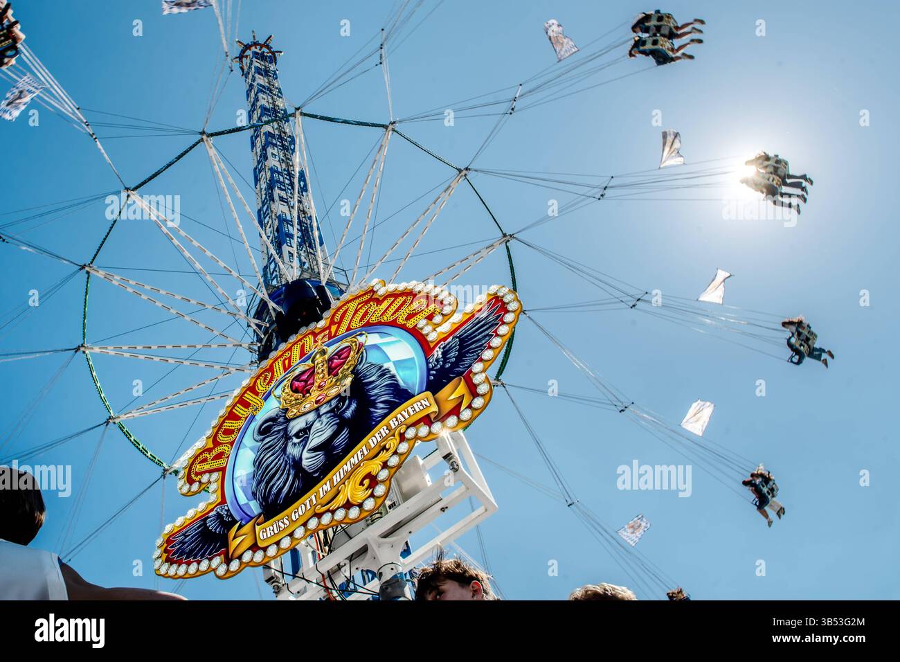 Flug durch den bayerisch-blauen Himmel, Fahrgeschäft BayernTower ...