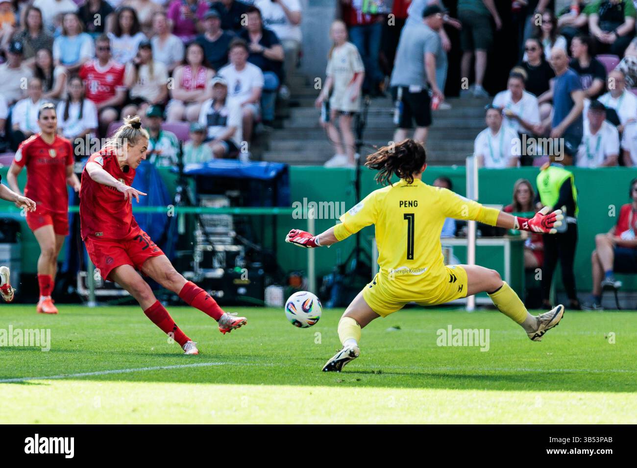 Carolin Simon (FC Bayern M?nchen, 30) schie?t das 2:0 gegen Livia Peng ...