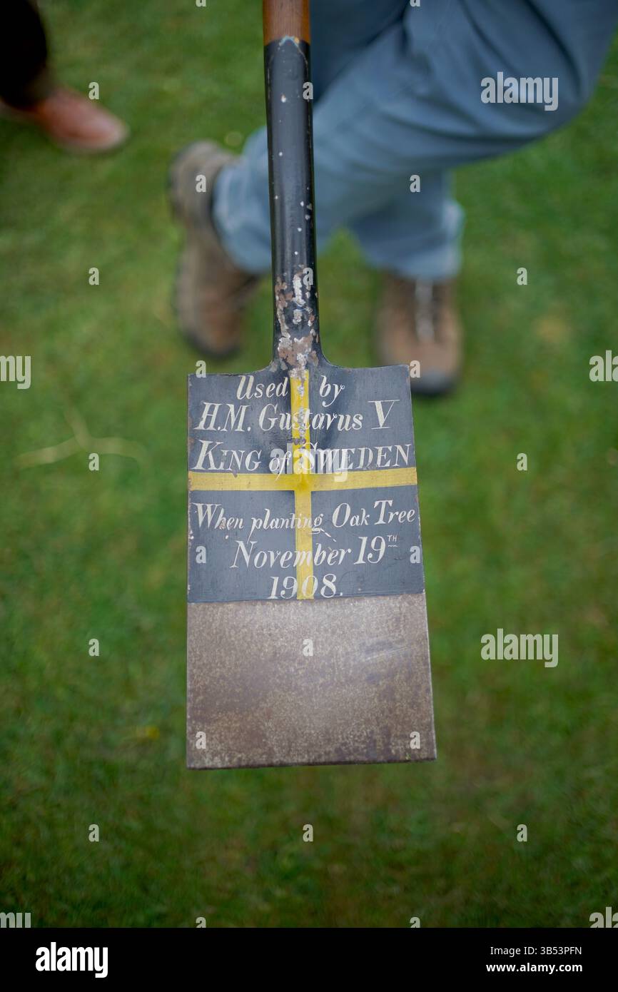 The D-handle spade that King Gustaf V used on the 19th of November 1908 ...