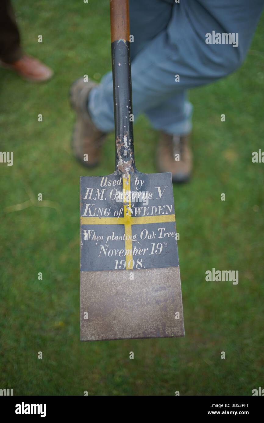 The D-handle spade that King Gustaf V used on the 19th of November 1908 ...