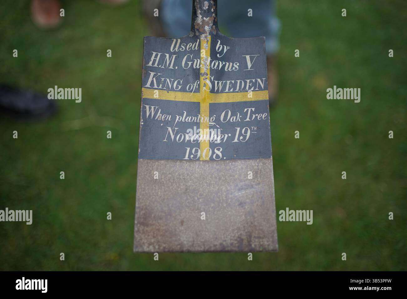 The D-handle spade that King Gustaf V used on the 19th of November 1908 ...